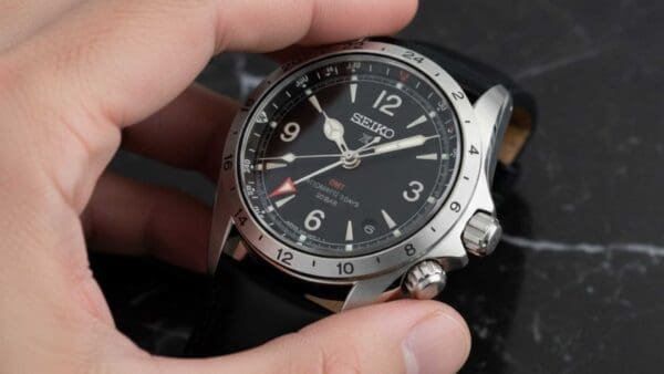 How to Use a Watch Compass Bezel for Accurate Outdoor Navigation