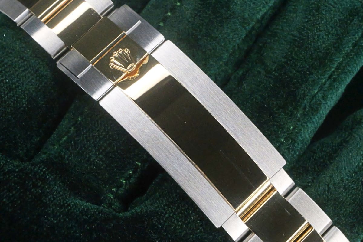This guide shows how to adjust a Rolex Submariner bracelet safely ...