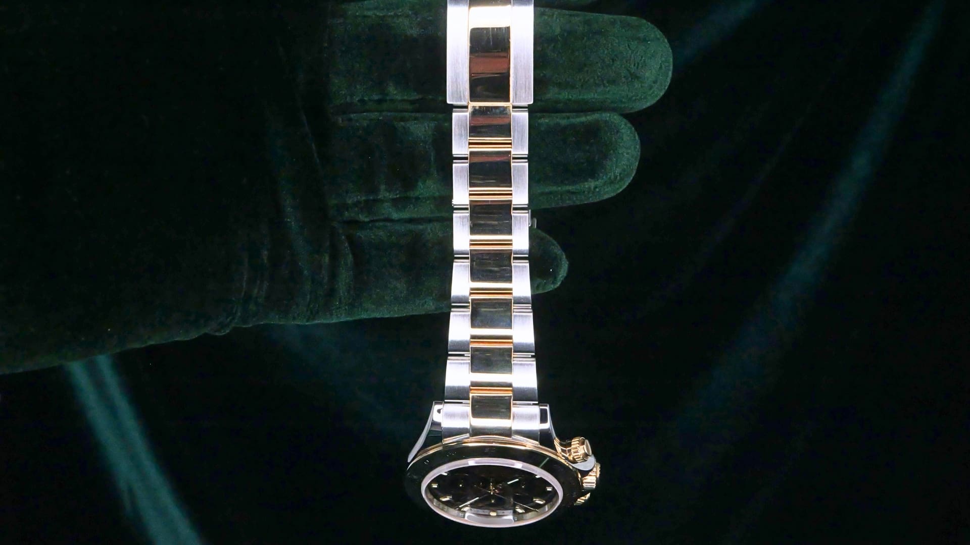 How to Adjust Rolex Daytona Bracelet (Full Sizing Guide)